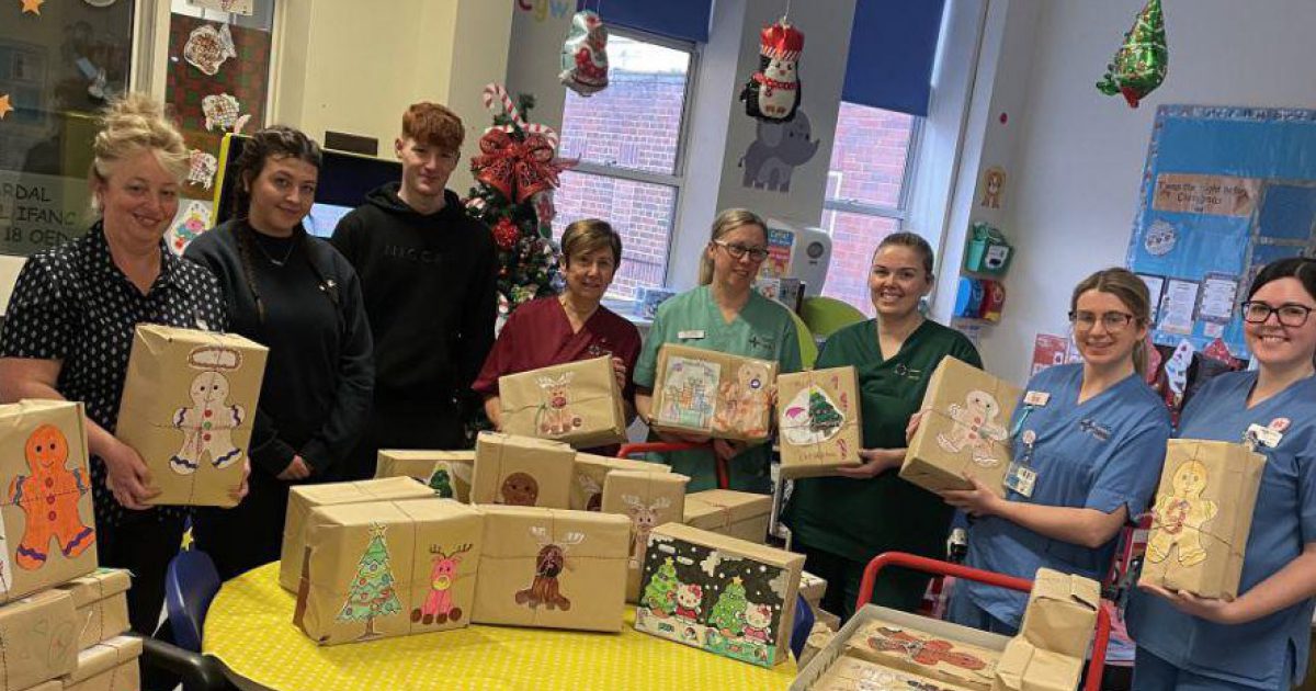 Sut wnaeth Courtney a Cameron greu anrhegion… | Grŵp Llandrillo Menai